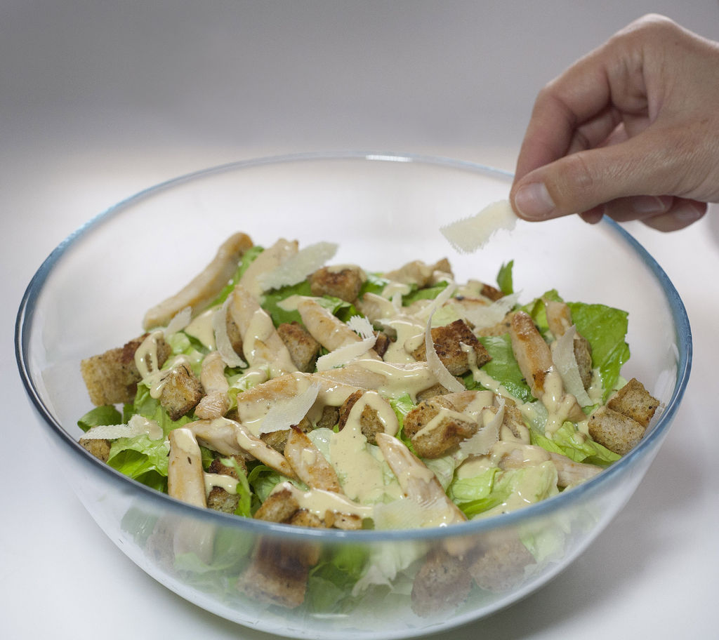 Ensalada César con tiras de pollo