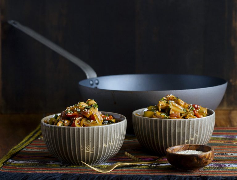 Wok de pollo, verduras, poroto tausí y salsa Hoisin