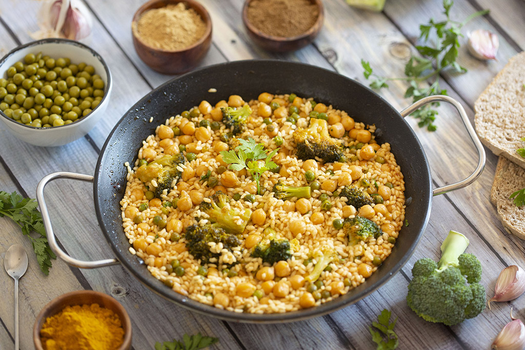 Arroz con garbanzos especiados, brócoli y guisantes