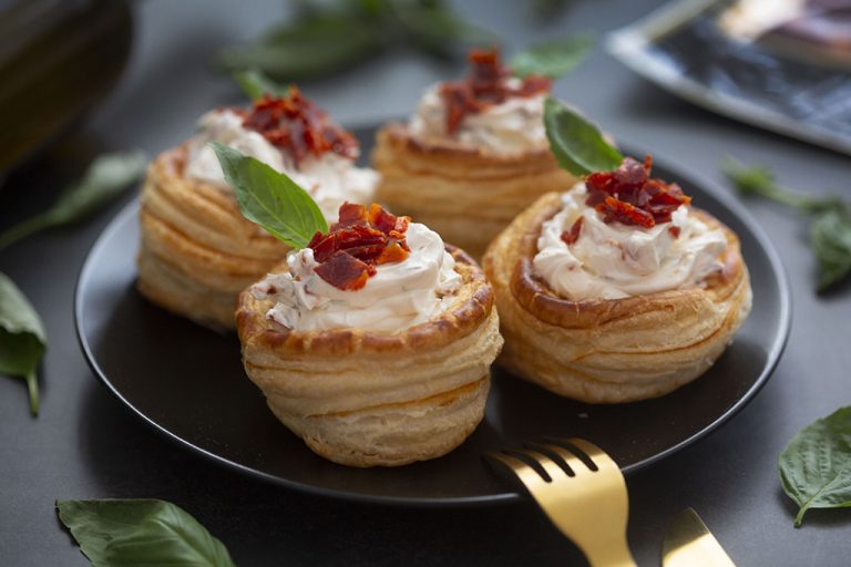 Volovanes rellenos de crema de queso, albahaca y chorizo ibérico